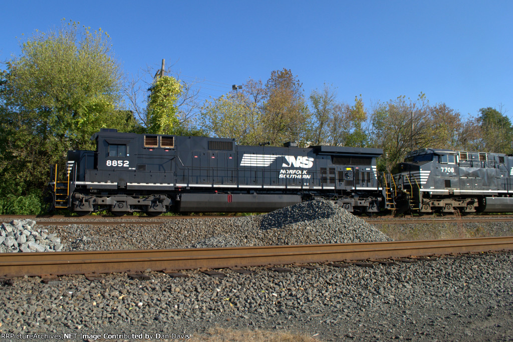 NS C40-9 8852 leads H68